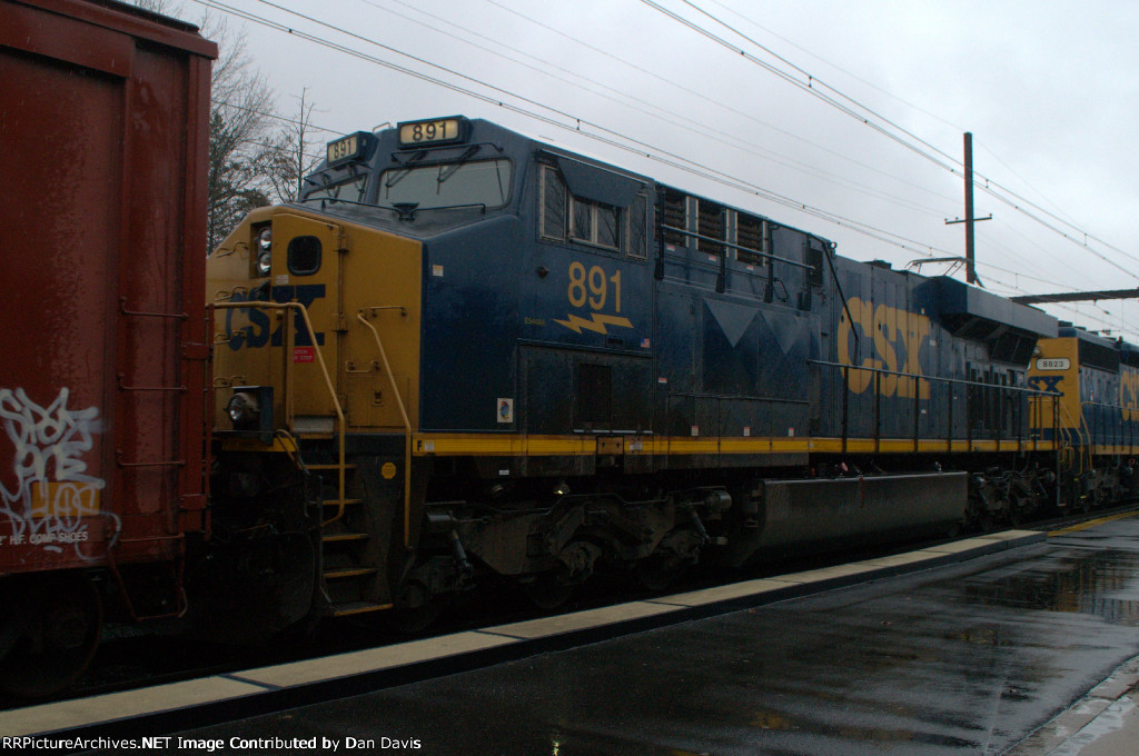 CSX ES44AH 891 trails on Q300-29